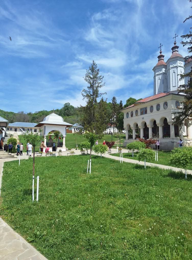 EXCURSIE 1 ZI VULCANII NOROIOSI – SCHITUL BERCA – MANASTIREA CIOLANU ...